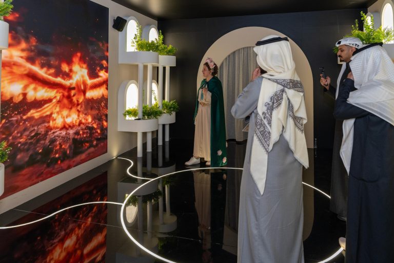 “بين الواقع والخيال” تجربة تفاعلية تُثري خيال زوّار “مهرجان القرّاء ...